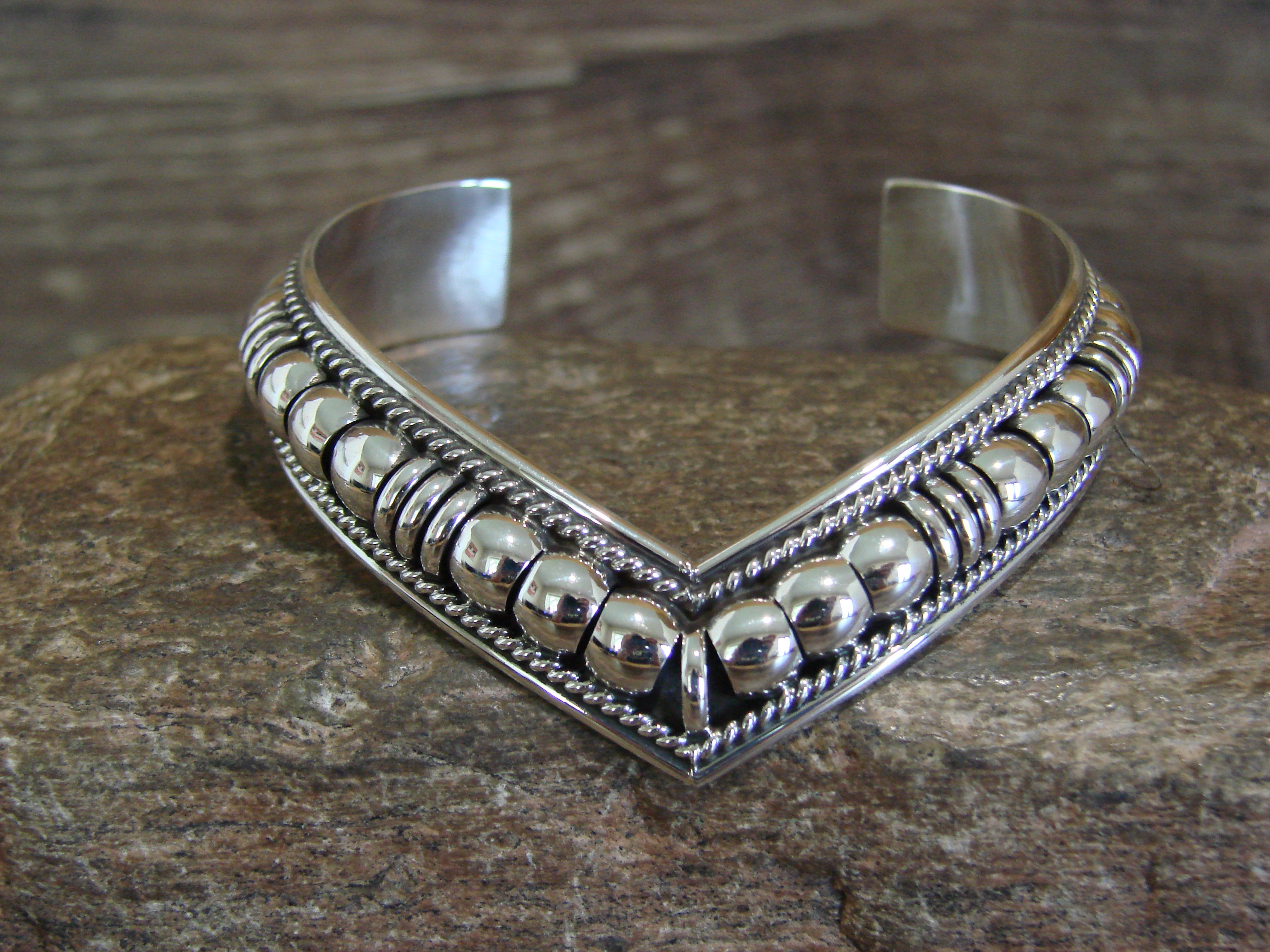 Native American Sterling Silver Ribbed Melon 1/2" V Bracelet by Thomas ...