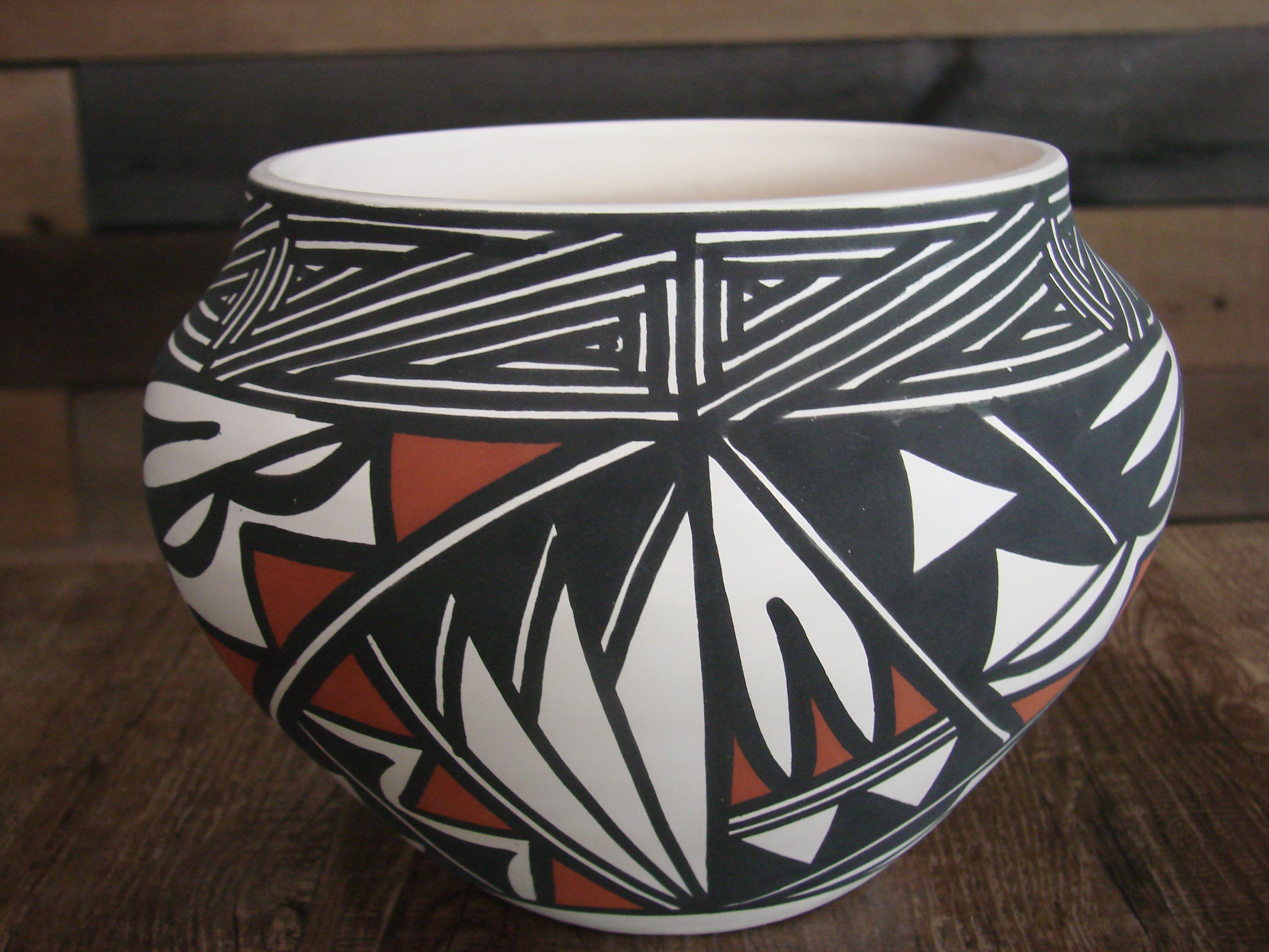 Native American Laguna Fine Line Hand Painted Pottery by DW– NTNM